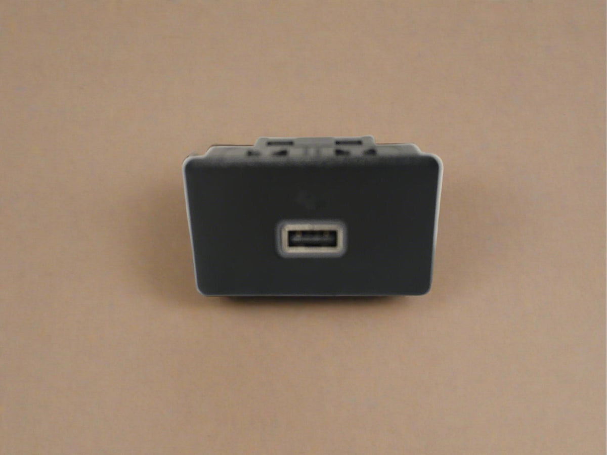 2019-2020 Silverado Sierra Dash USB Port OEM — Conquest Auto Parts